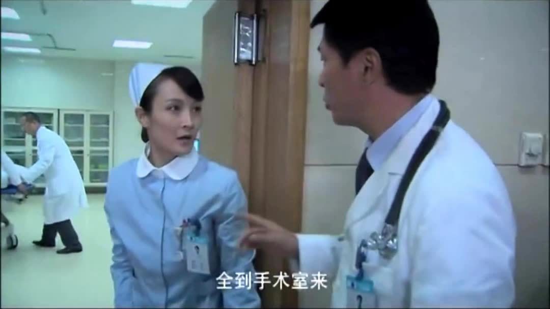 医者仁心:紧张的抢救过程!急诊医生为伤者除颤,终于恢复心跳!