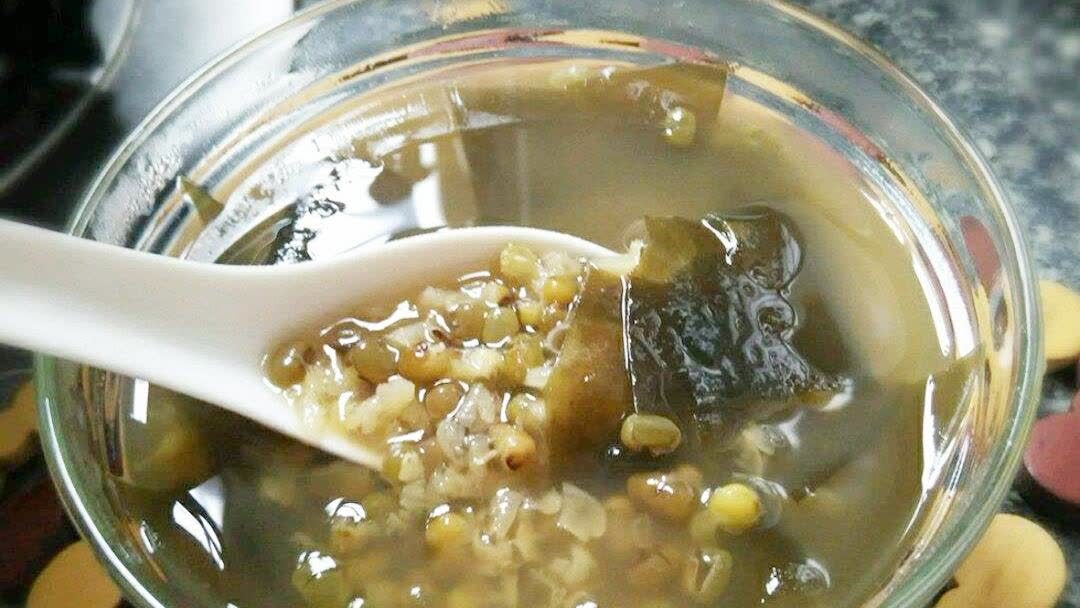绿豆粥里加这种菜,可清热解毒,适合上了年纪血压高的人喝!