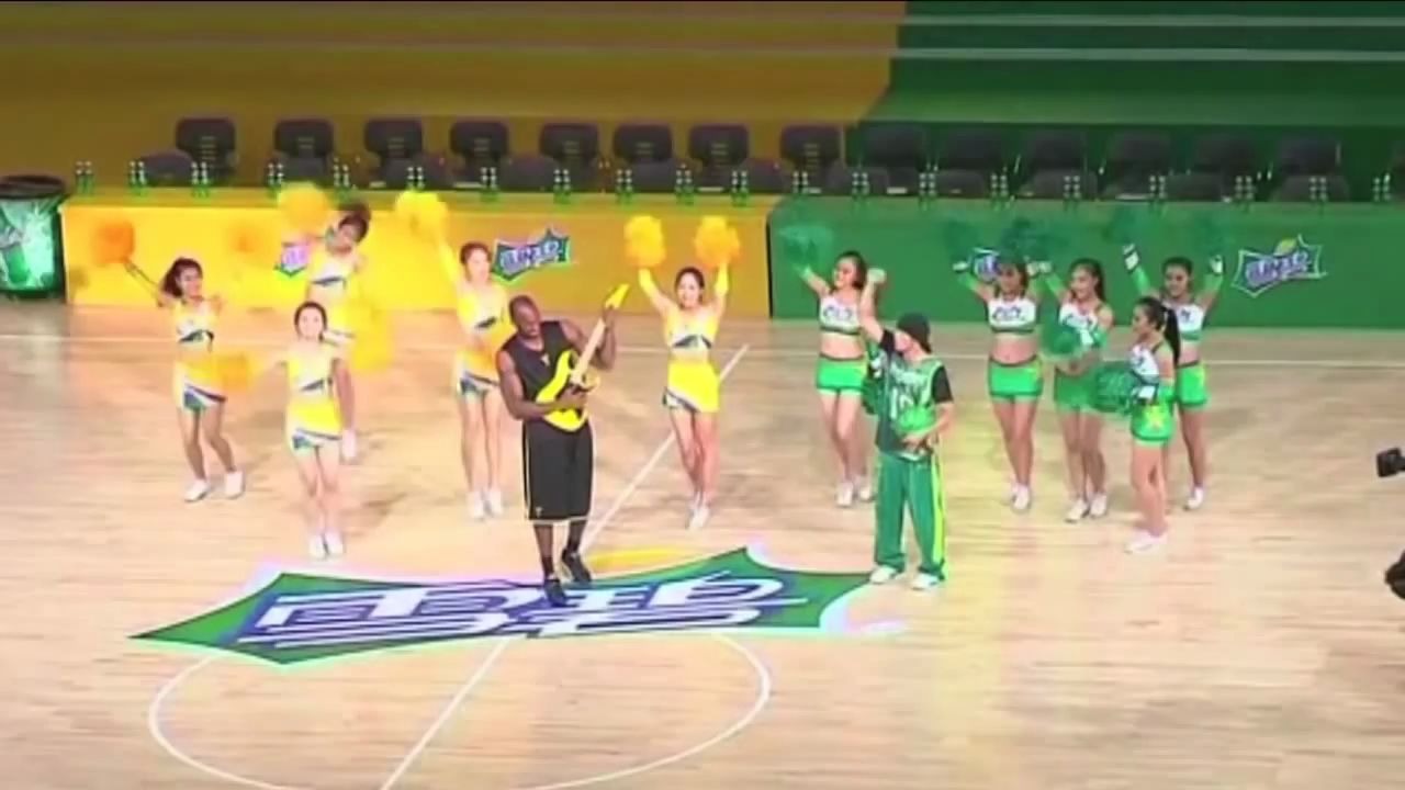 【逝者安息】科比生前在篮球场,周杰伦面前弹电吉他,再见科比,愿天堂...