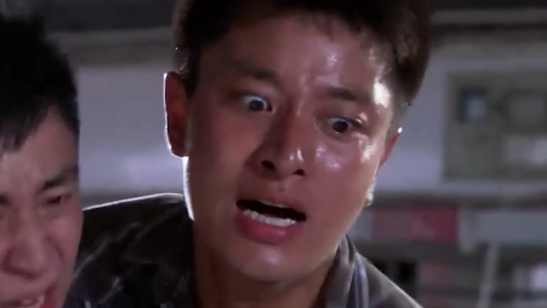 便衣警察要帮自己师傅报仇,这眼神要把疤脸撕碎了!