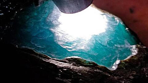 厉害啦! 皮壳黑漆漆的翡翠原石开窗竟开出海天蓝的玻璃种翡翠!