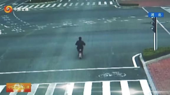 男子骑电动车闯红灯,被疾驰轿车撞飞十米远,电动车也瞬间瓦解!