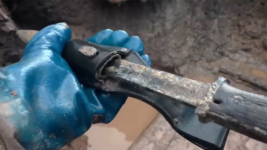 大爷在山上捡到二战军用匕首,直接就地开挖,还真挖出一大堆宝贝