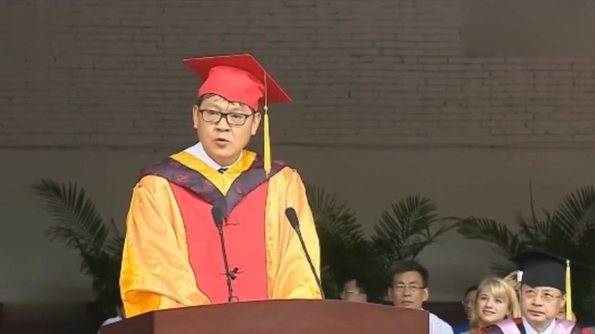 武汉大学前校长演讲:有幽默有水平接地气,台下掌声不断,厉害!