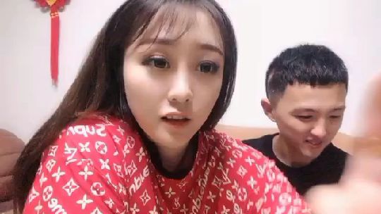 认识六七年的两个人,像情侣,又像朋友,日子在慢慢磨合