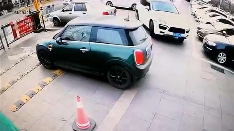 又把油门错当刹车,手动挡自动挡究竟哪款更适合女司机?