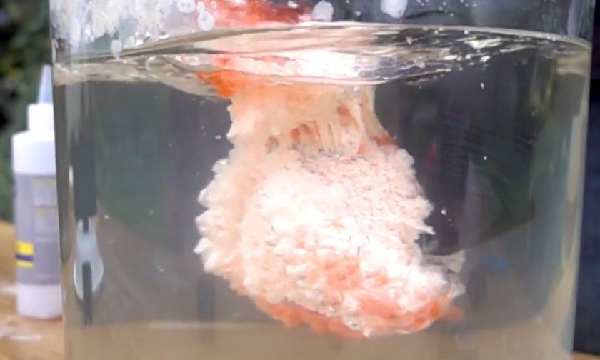 把超级胶水倒进热硼砂溶液里,接触的瞬间画面很美,这是什么操作