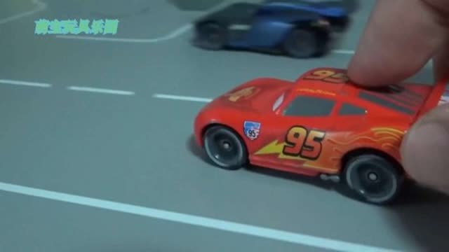 汽车总动员:闪电麦昆正在和一个黑色的跑车比赛!