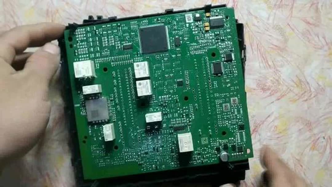 汽车车身控制单元内部是不是继电器