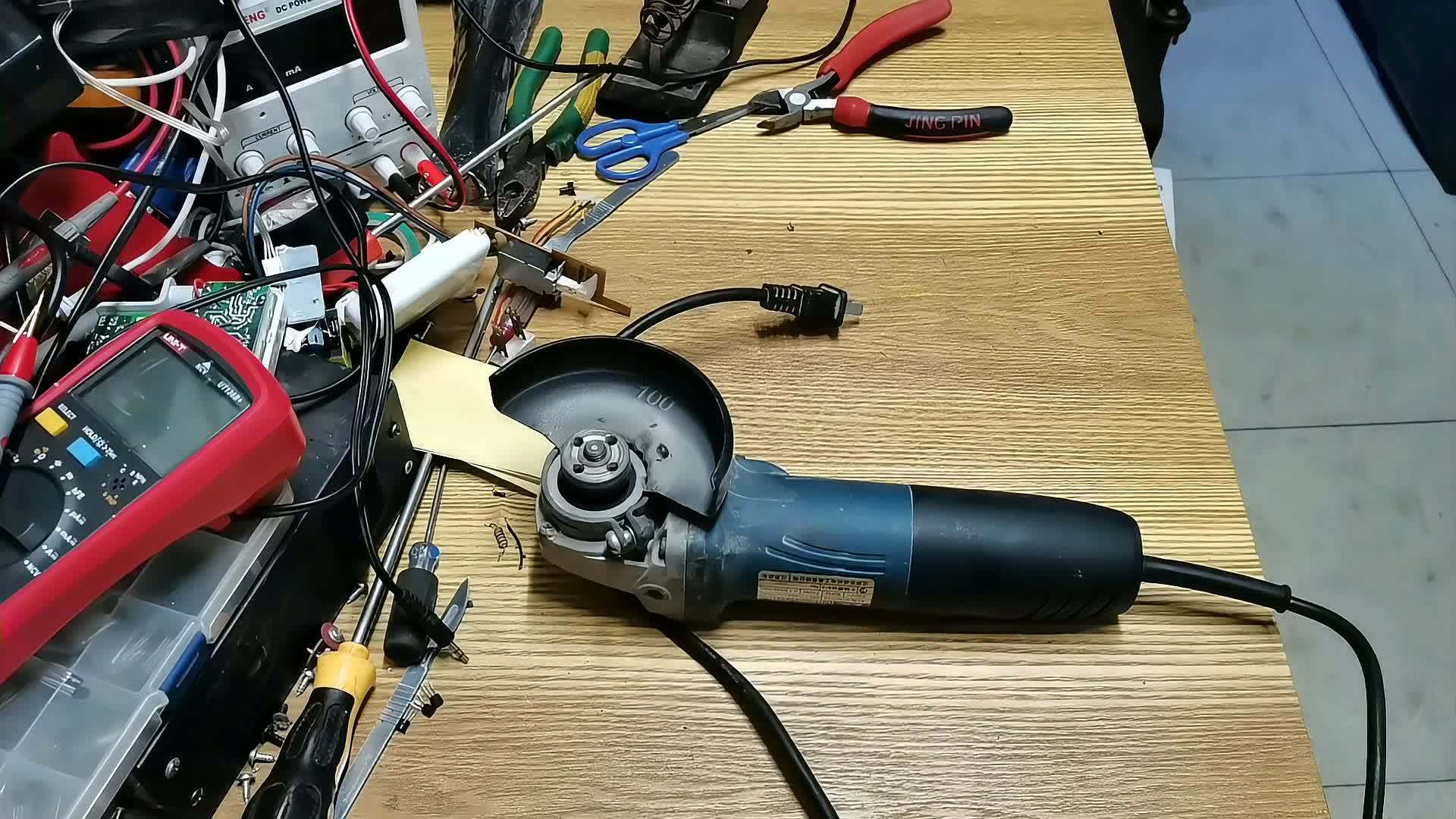 老乡拿来一台500多块的角磨机切割机不通电维修,我该...