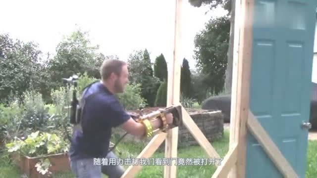 老外发明开门神器,网友:还不如一个锤子来的实在
