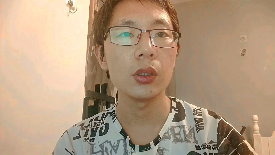 如何快速分辨市场上真假秋月梨,水果小伙教你绝招,学会避免掉坑