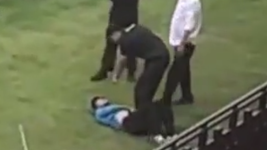 小区物业保安对外卖员拖行扇脸