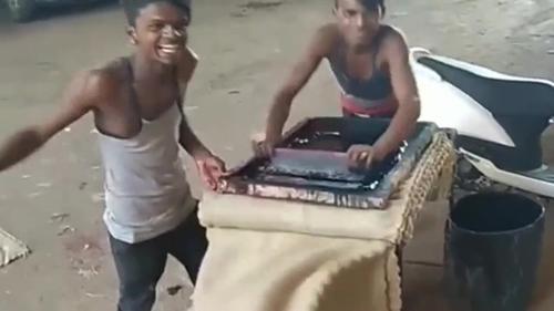 印度古老印刷术,小伙这手速能顶个机器,好像都没印上还在那笑呢