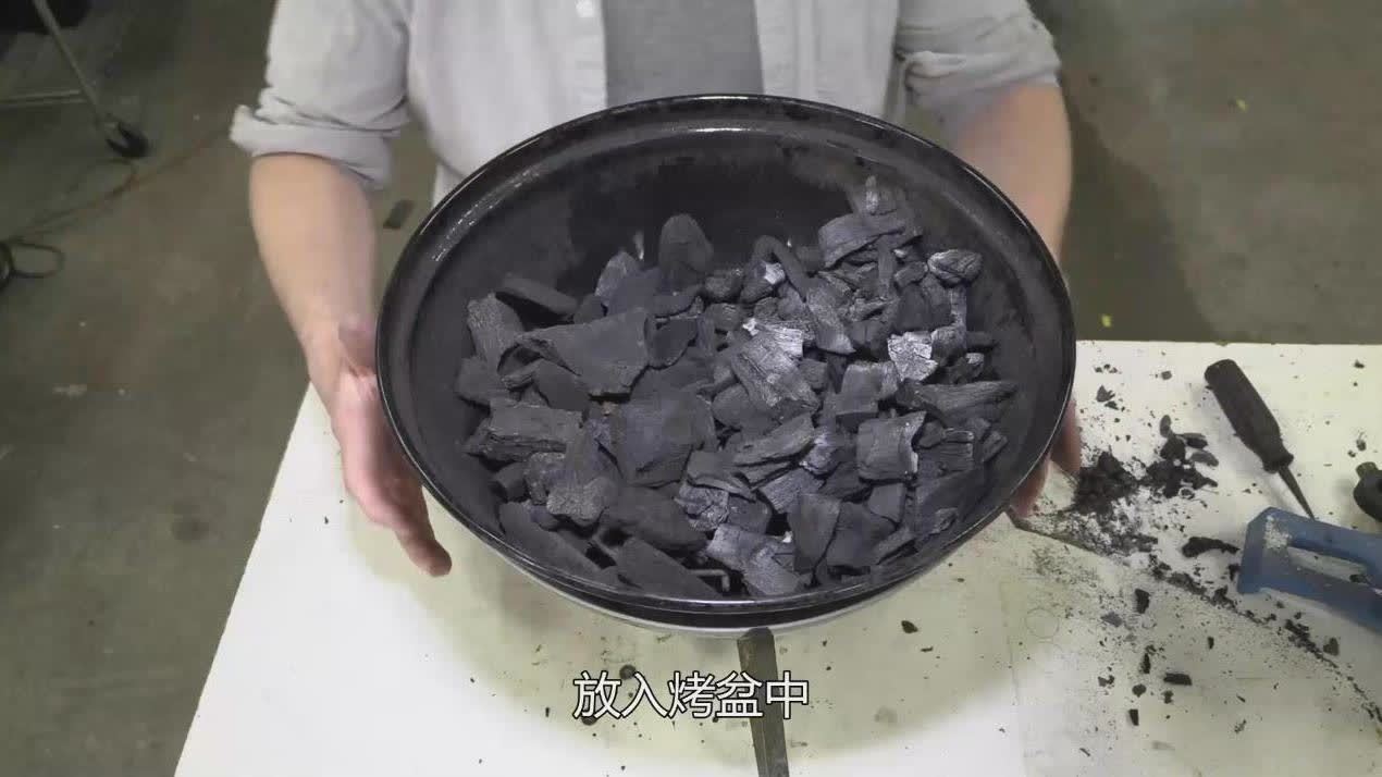 外国大叔自制木炭,一点碎木头和铁桶,制作木炭原来这么简单!