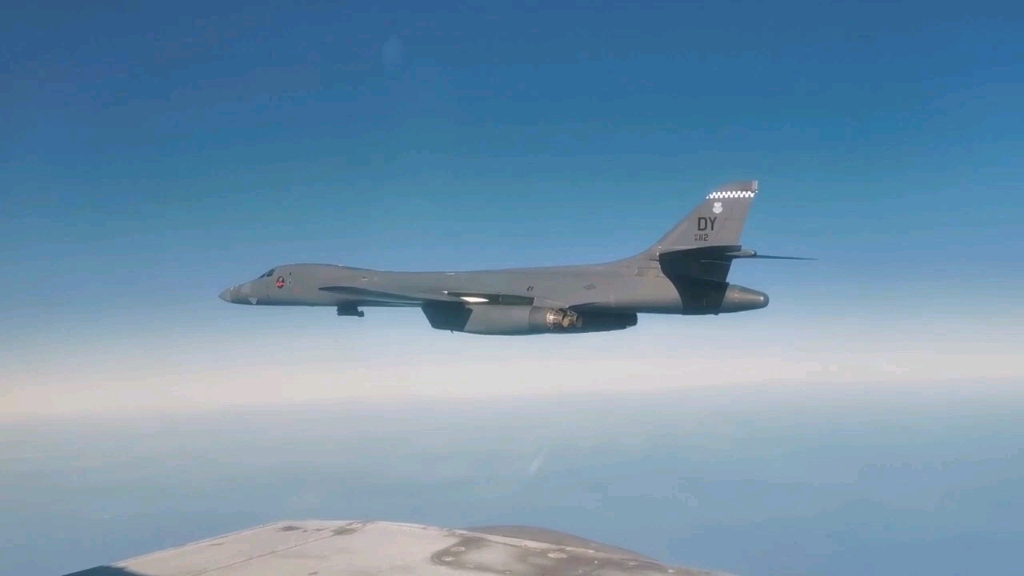 美国空军B-1B枪骑兵在白令海和鄂霍次克海的护送