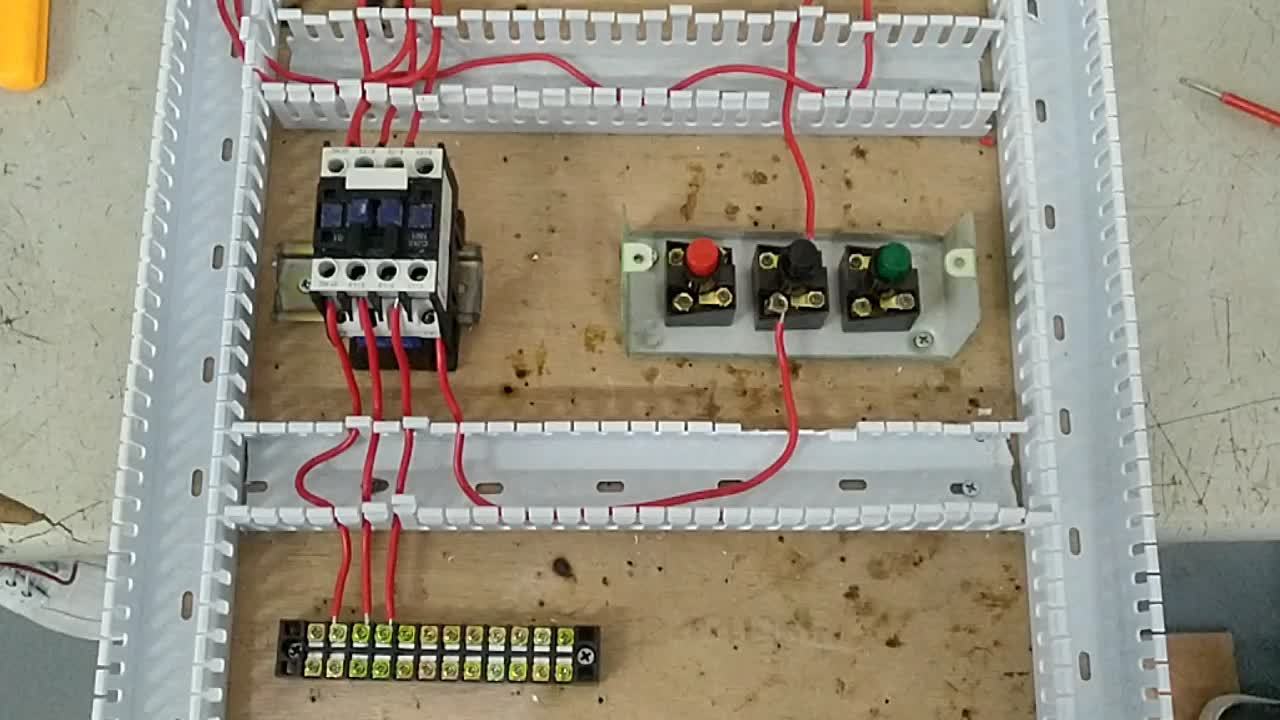 老电工受邀请到学校指导电工证培训,接触器吸.