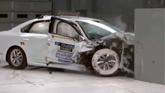 别克君越VS大众帕萨特碰撞安全测试