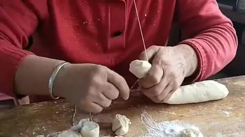 这是什么神操作?大妈用一根线做面剂,没有一点误差