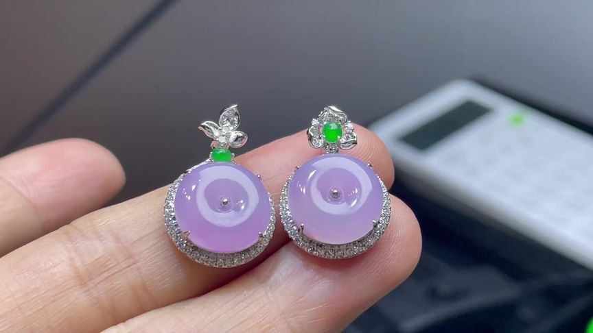 钻石与翡翠,各有各的魅力。一个是西方的张扬,闪耀夺目