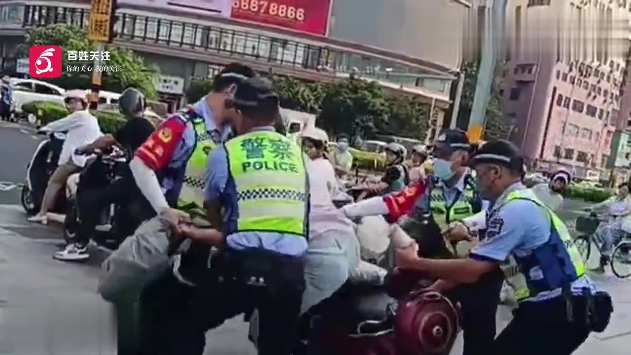 警方通报"女子闯红灯被拽下电动车":执勤警力执法不规范已处分