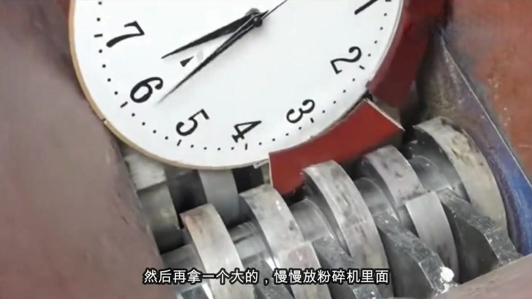 把各式各样的钟表放进粉碎机中,会有什么下场呢?很解压