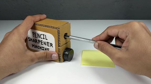 用硬纸板自制自动削笔刀 创意学生手工