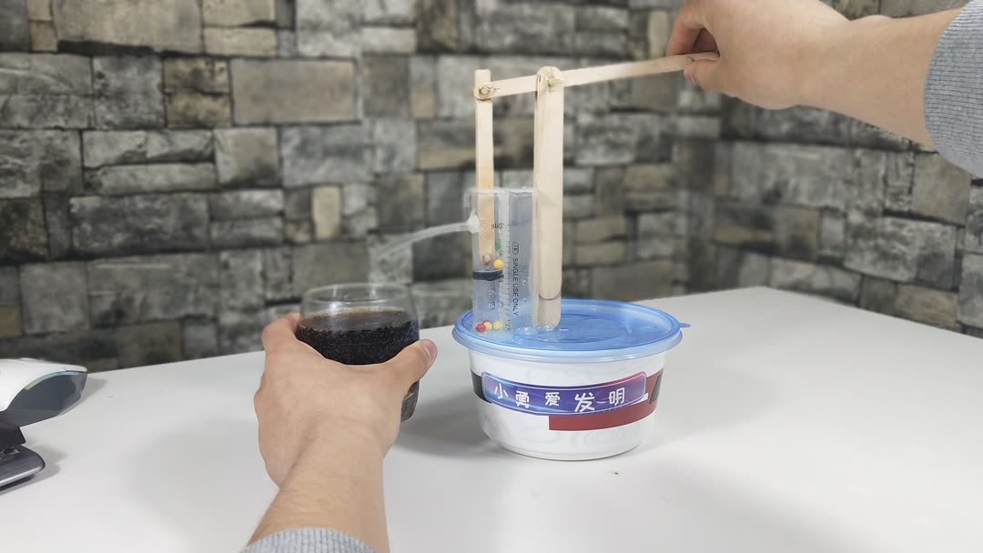 手工达人用针筒自制取水装置,这种生活工具农村很常见,还记得吗