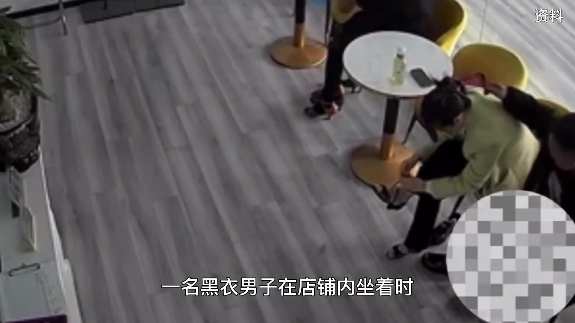 猥琐男店内暴露下体搂抱邻座女子,女子怒斥"滚"