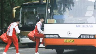 [乒乓球]国乒出征东京奥运会 球迷为队伍送行