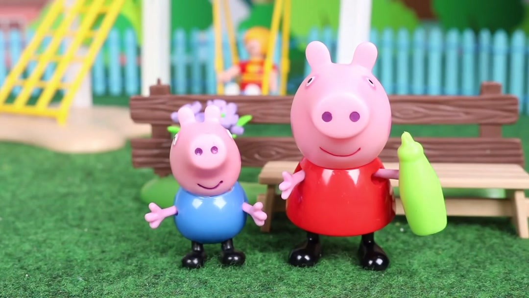 佩奇捡到了婴儿奶瓶!佩奇和乔治公园玩耍,小猪佩奇玩具动画片