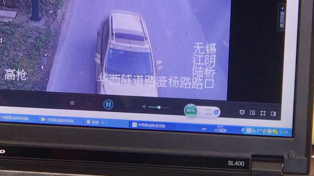 闯红灯的电动车和汽车相撞,电动车说他的绿灯在闪,汽车撞红灯