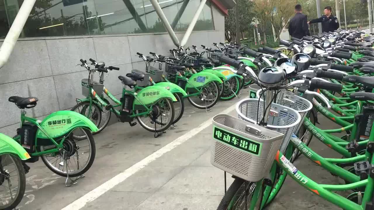 【上海】地铁口一夜间28辆共享电单车被砸坏