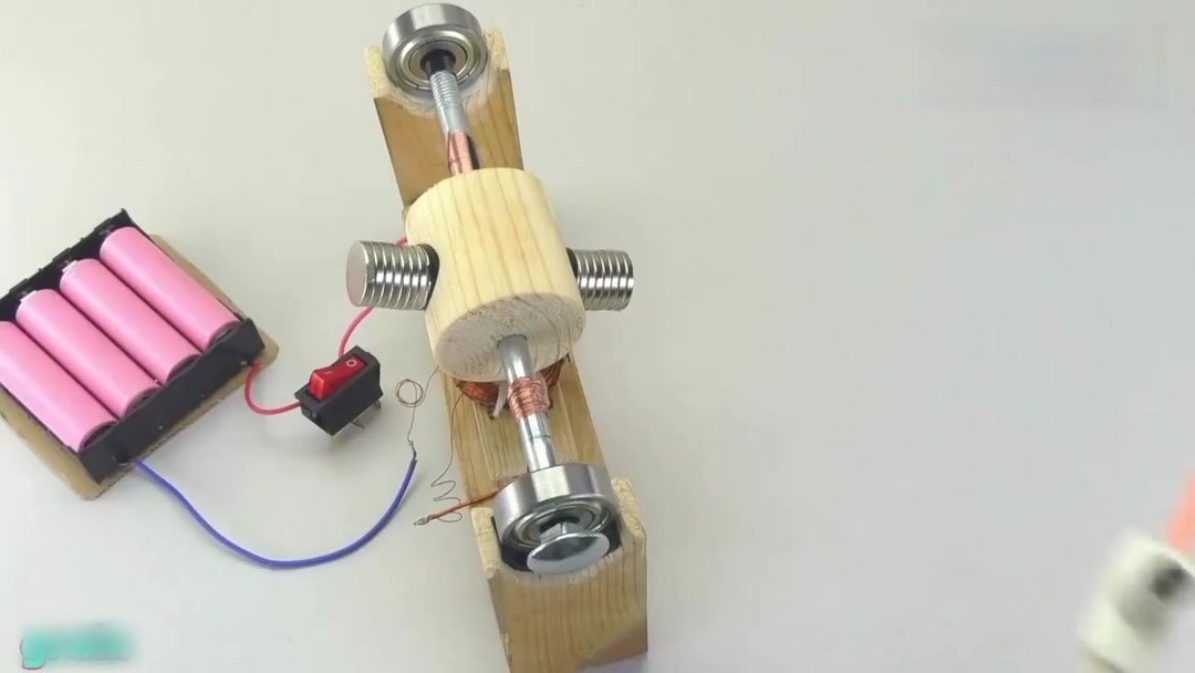 简单有趣的电磁小实验,揭秘电动机是如何转动的?