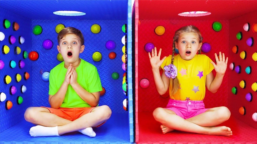 按钮游戏:妹妹按了下掉下来都是棉花糖,哥哥按掉下来却是小鸭子