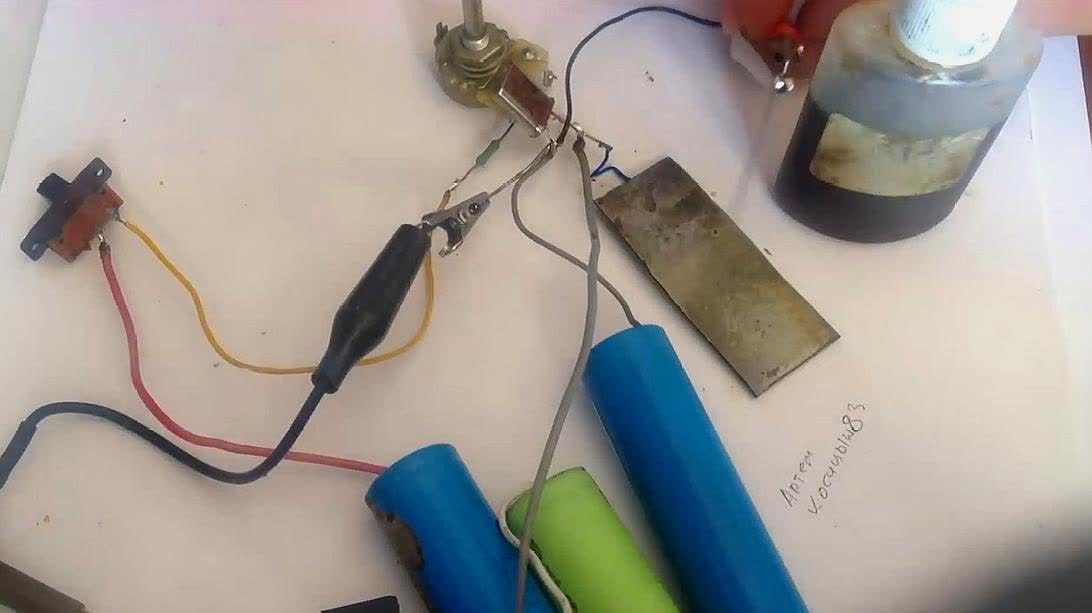 电学实验:牛人利用电池、镀锌铁片、电夹做信号发射测试,看看?