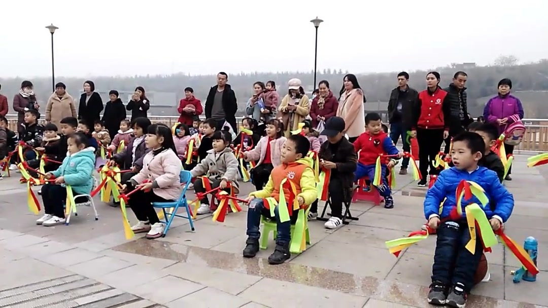 幼小衔接幼儿园花棍操户外展示