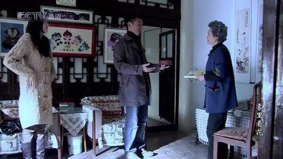 老太太随便拿了两件物件,价值估算之后把自己都吓着了