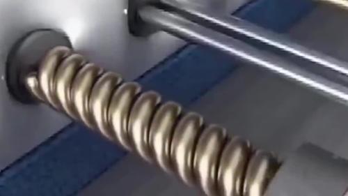 原来烧水器是这样制作的,不得不让人感到困惑,旋转后还是一样的长度!