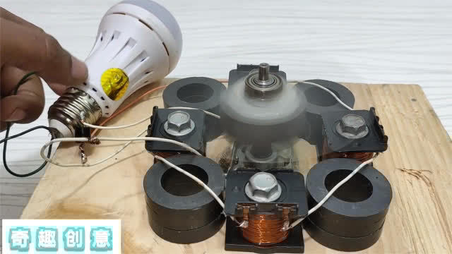 磁铁块和铜线圈组装矩形发电装置,中间的转子旋转就能发电