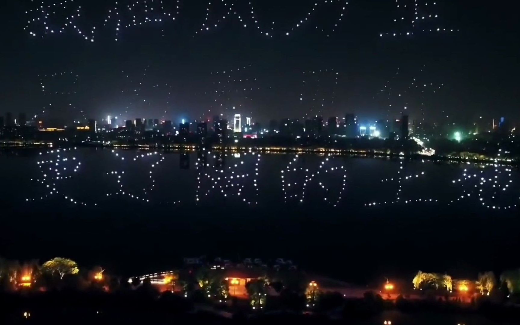 震撼!“千架”无人机齐飞,炫目多彩夜空