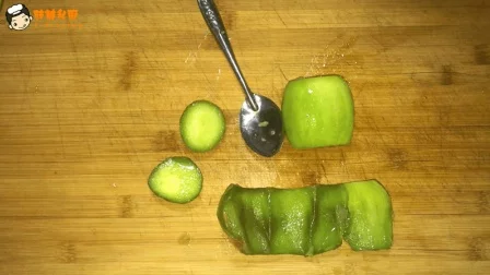 猕猴桃不会剥皮? 30秒教会你用一个勺子剥出一个完整的猕猴桃