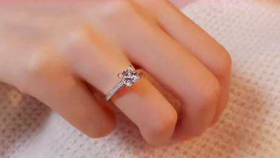究竟怎么戴才能让手上的钻戒更闪亮?