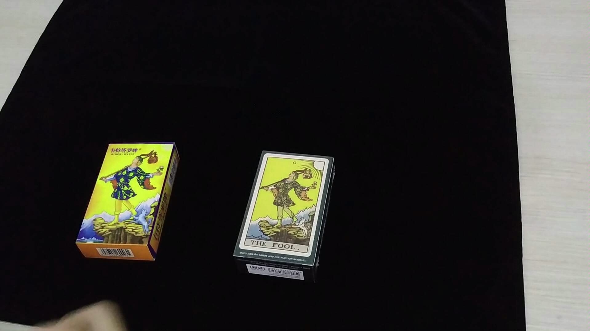 《第五期》两种价格塔罗牌的对比。