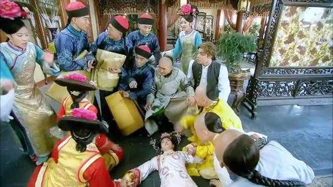 新还珠格格:小燕子装疯撞柱子,骗皇上同情,不料真一头撞了上去