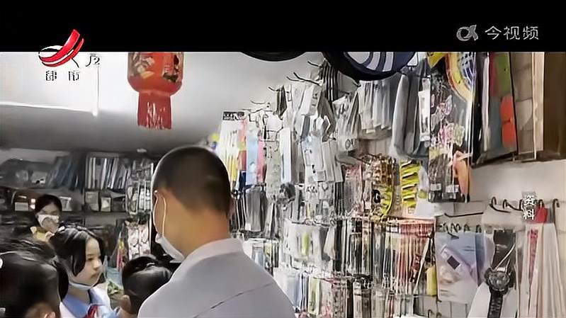 「热点关注」砸金蛋 一元抽奖 “赌博小玩具” 藏身校园周边