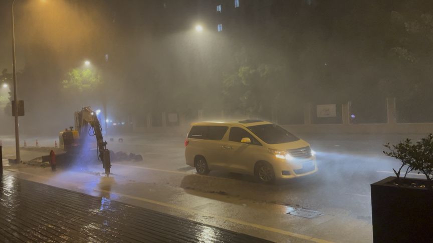上海突发狂风暴雨电闪雷鸣⛈️