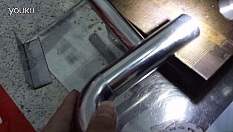 冷焊机女员工操作焊接不锈钢圆管楼梯扶手焊接冷焊机价格冷焊机恒蕊...