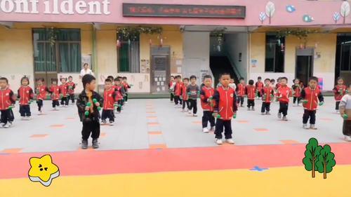 小班孩子跳《加油鸭》舞蹈,真的太可爱了!一起来看一下吧!