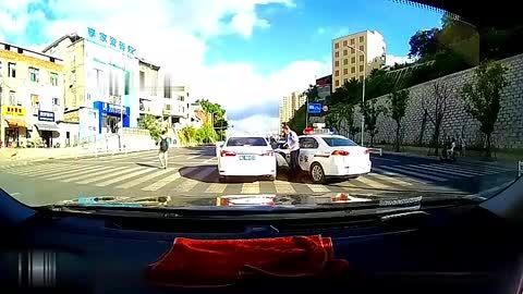 #监控下的一幕 #行车记录仪